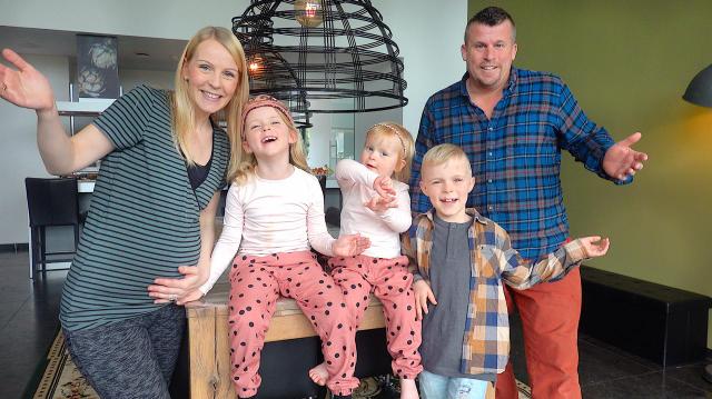 SAMEN DE WERELD AAN ( Expeditie Familie Vos Song) - Lucilla & Fara ...