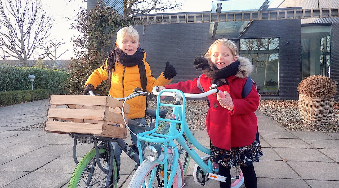 SAMEN DE WERELD AAN ( Expeditie Familie Vos Song) - Lucilla & Fara ...